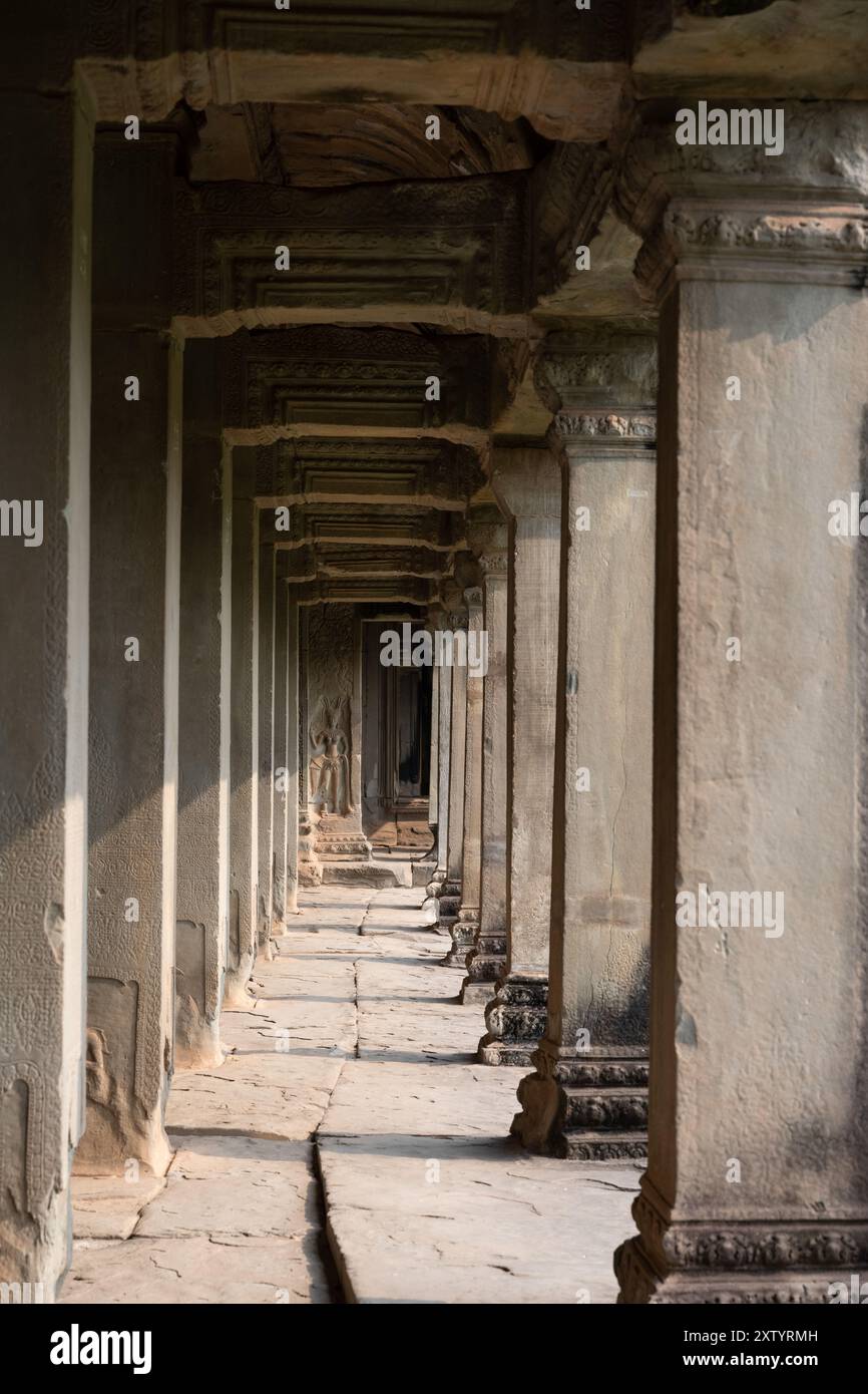 tone corridor inside the Angkor Wat temple complex Stock Photo - Alamy