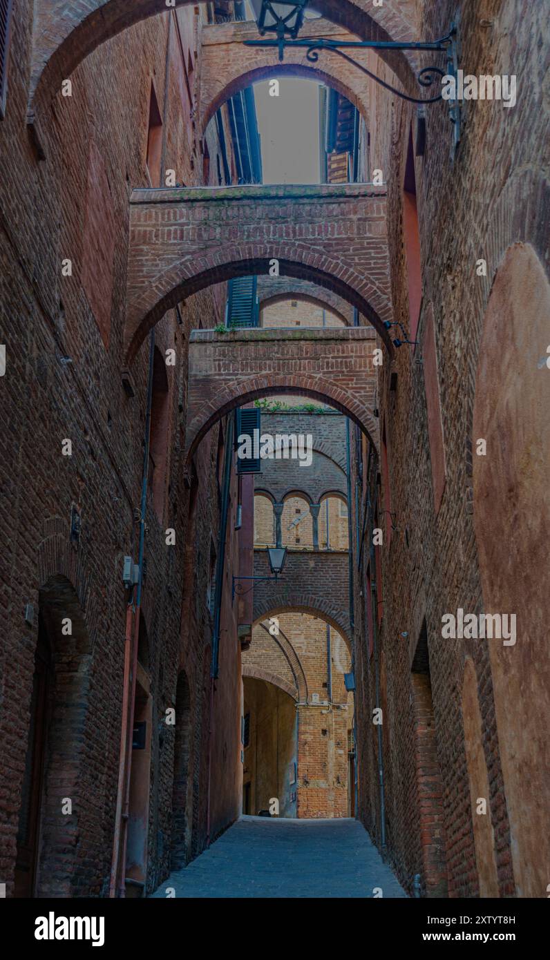 Buildings and archway hi-res stock photography and images - Alamy