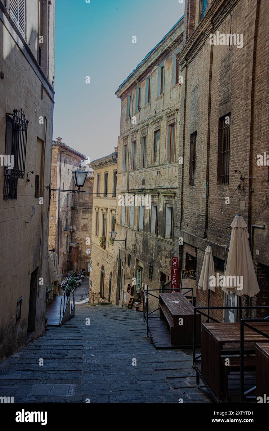 Dining on street hi-res stock photography and images - Alamy