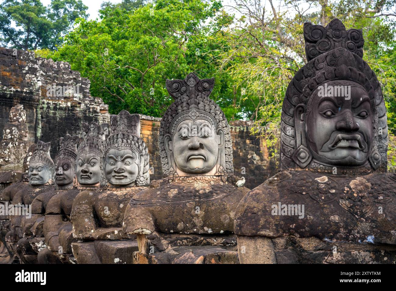 Satatues of gods and demon at the bayon temple hi-res stock photography ...