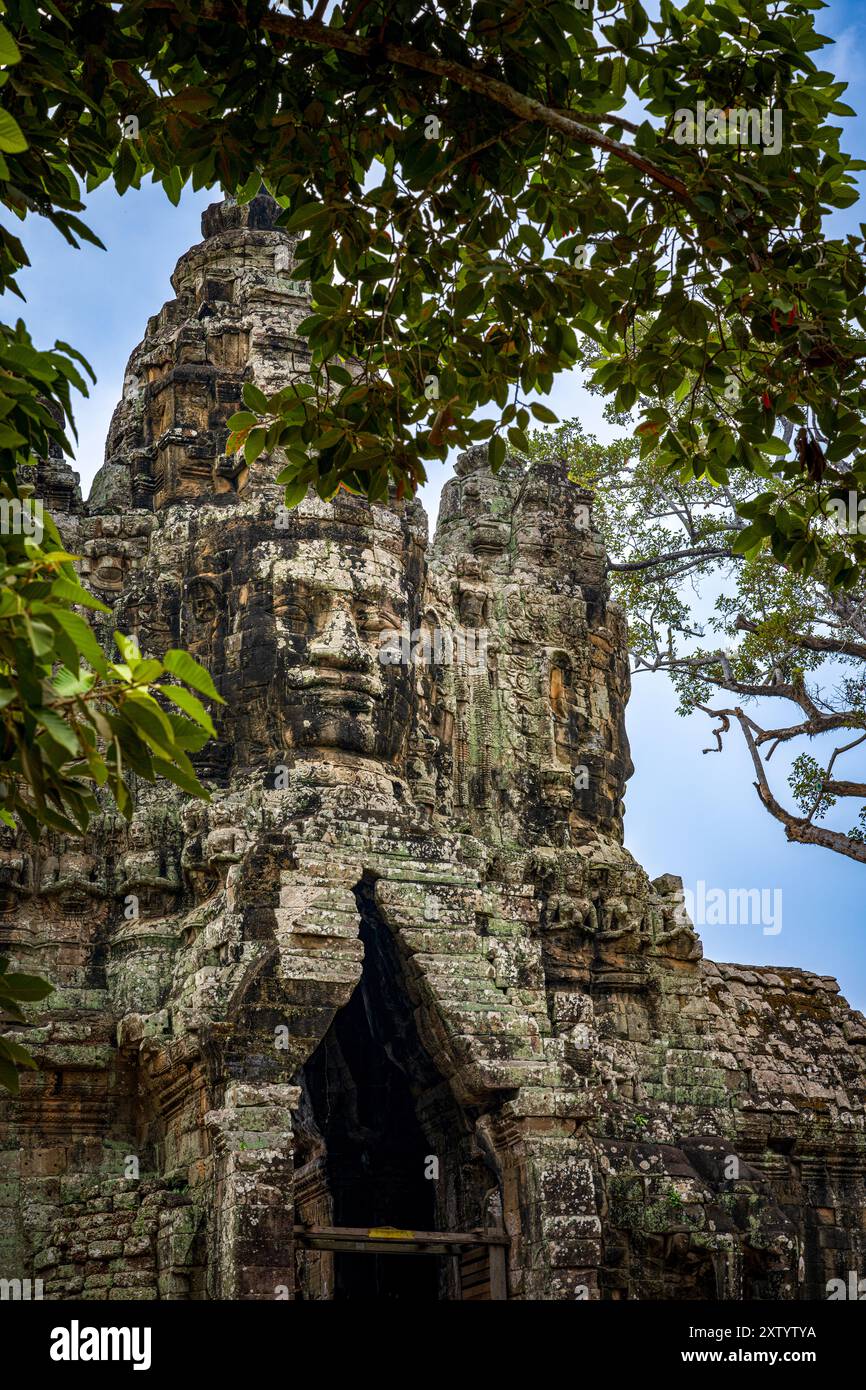 King jayavarman v11 face on temple hi-res stock photography and images ...