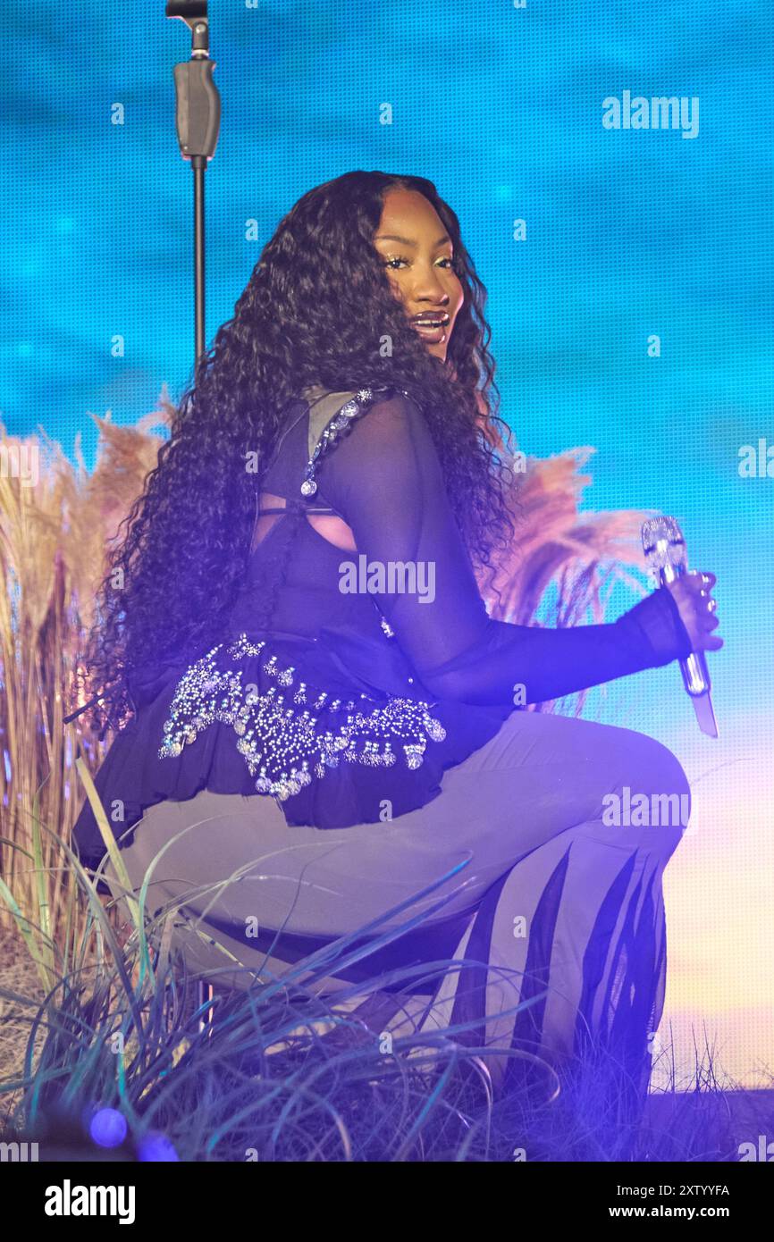 Tems singer hi-res stock photography and images - Alamy