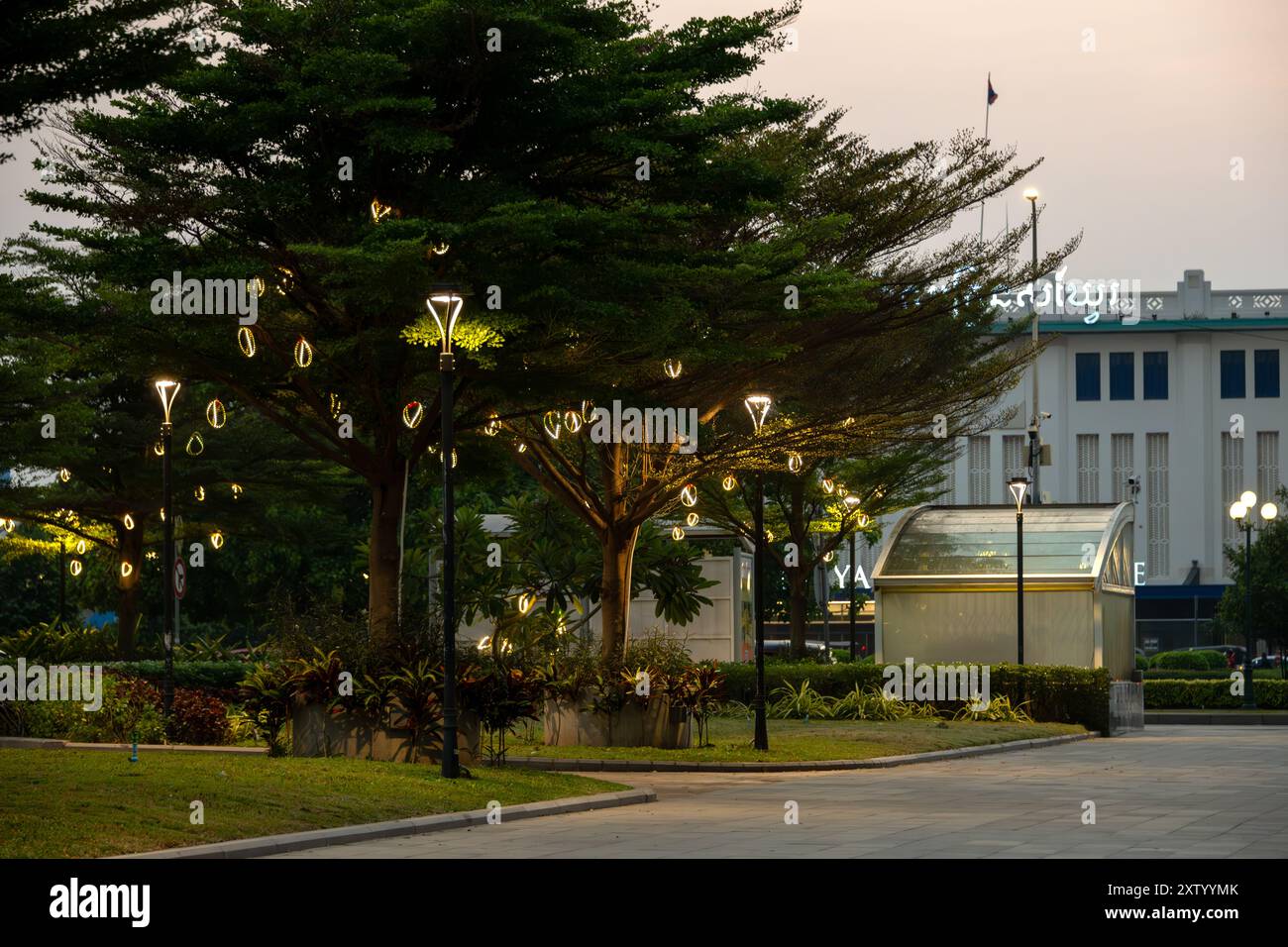 Cyclo tour around phnom penh at night hi-res stock photography and ...