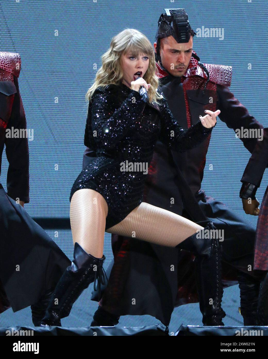 Taylor Swift performs on her Reputation Stadium Tour at MetLife Stadium ...