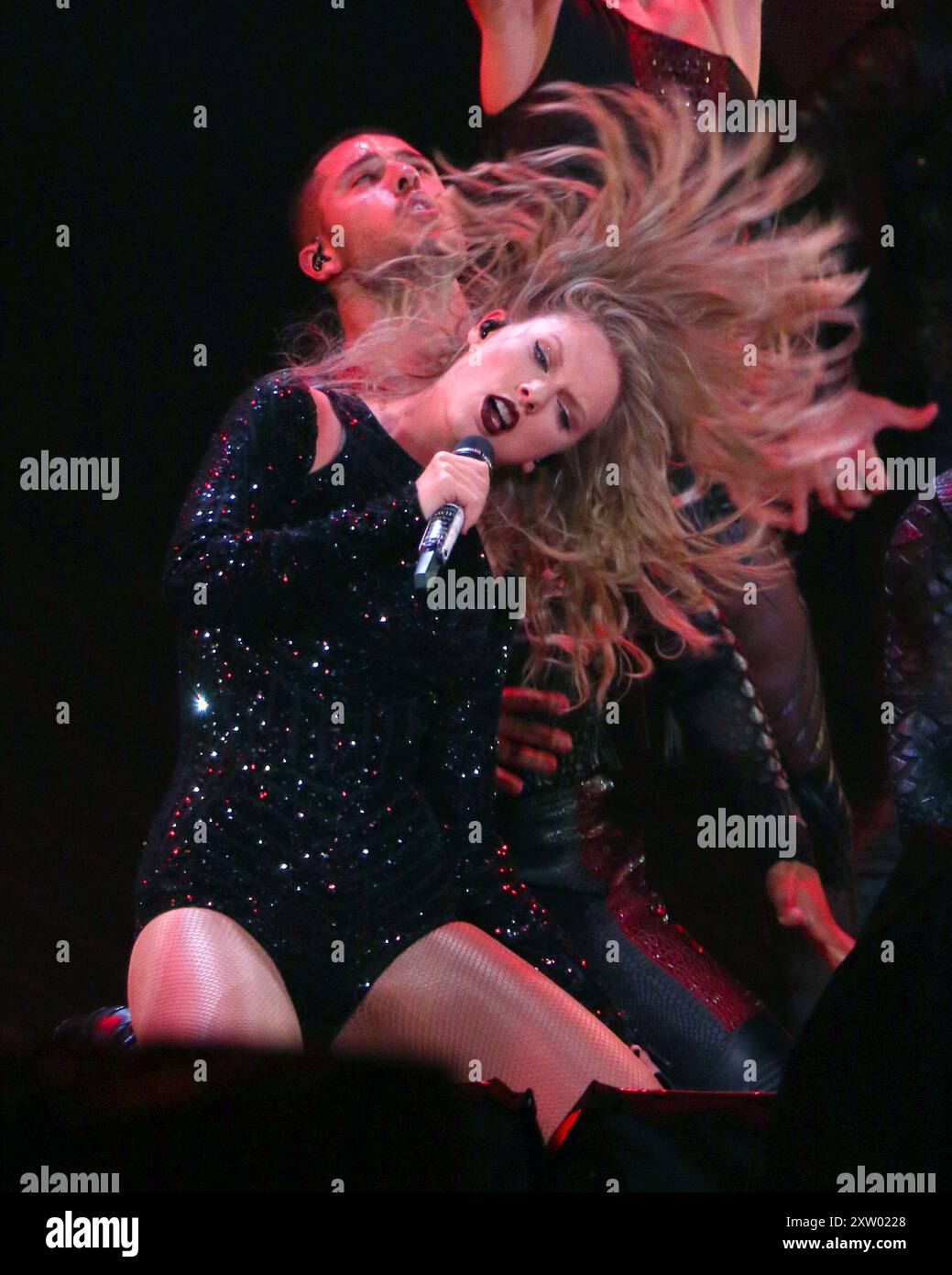 Taylor Swift performs on her Reputation Stadium Tour at MetLife Stadium ...