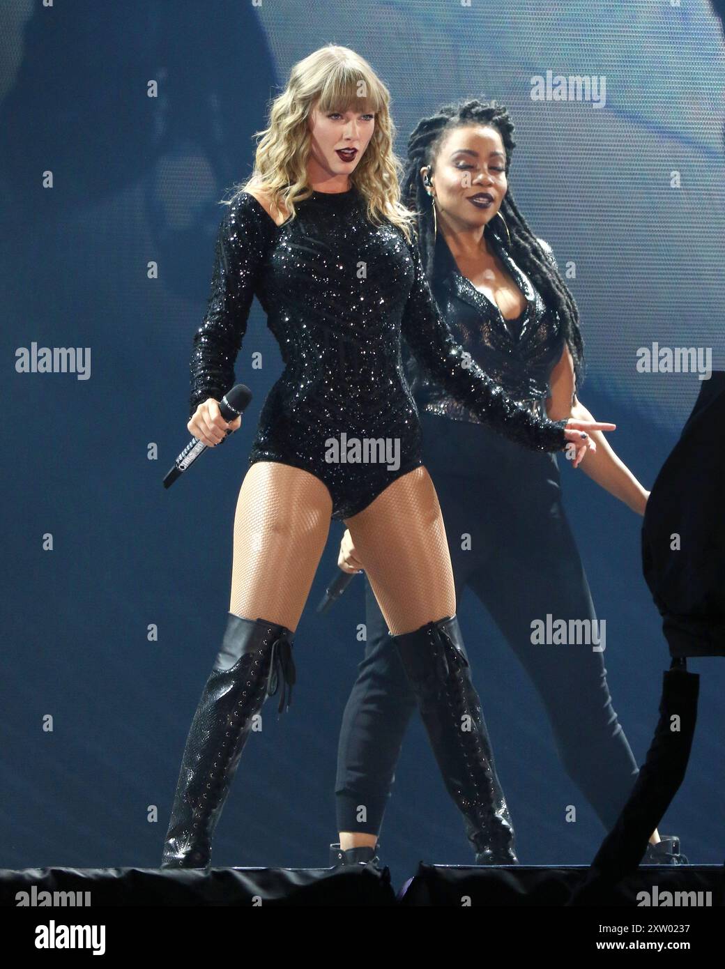 Taylor Swift performs on her Reputation Stadium Tour at MetLife Stadium ...