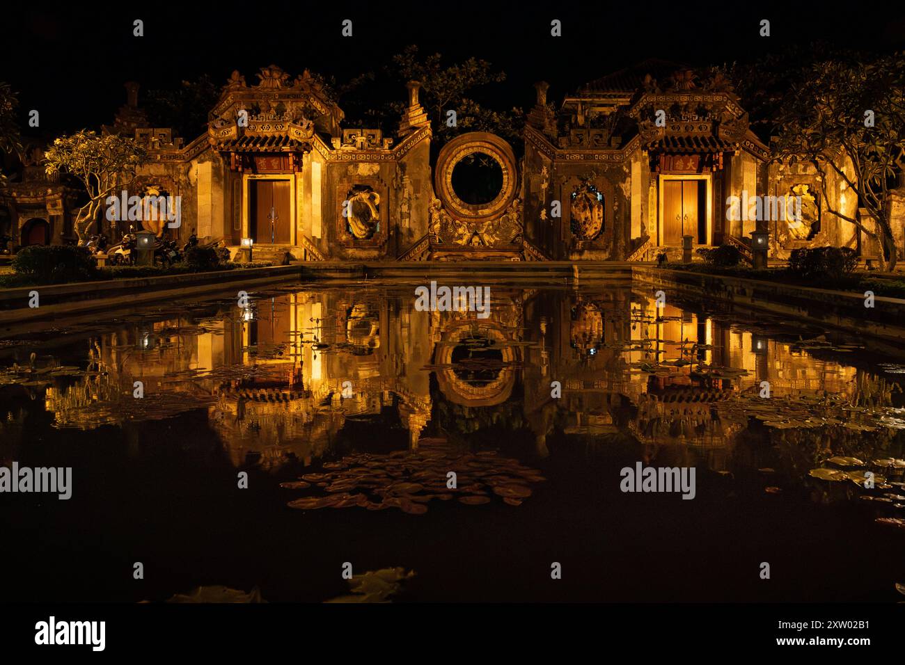 Ba mu temple with golden light hi-res stock photography and images - Alamy