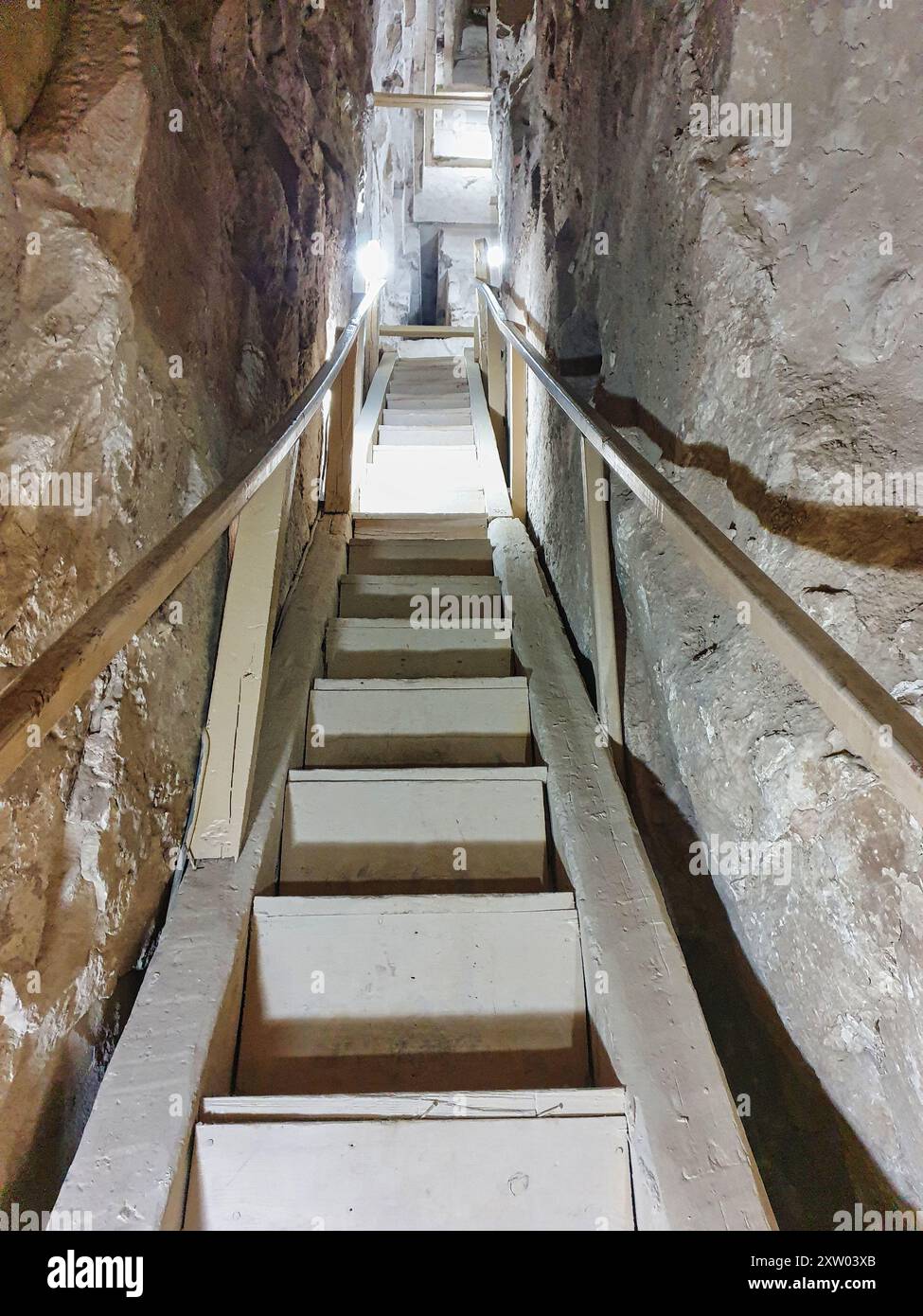 Chamber inside the great pyramid hi-res stock photography and images ...