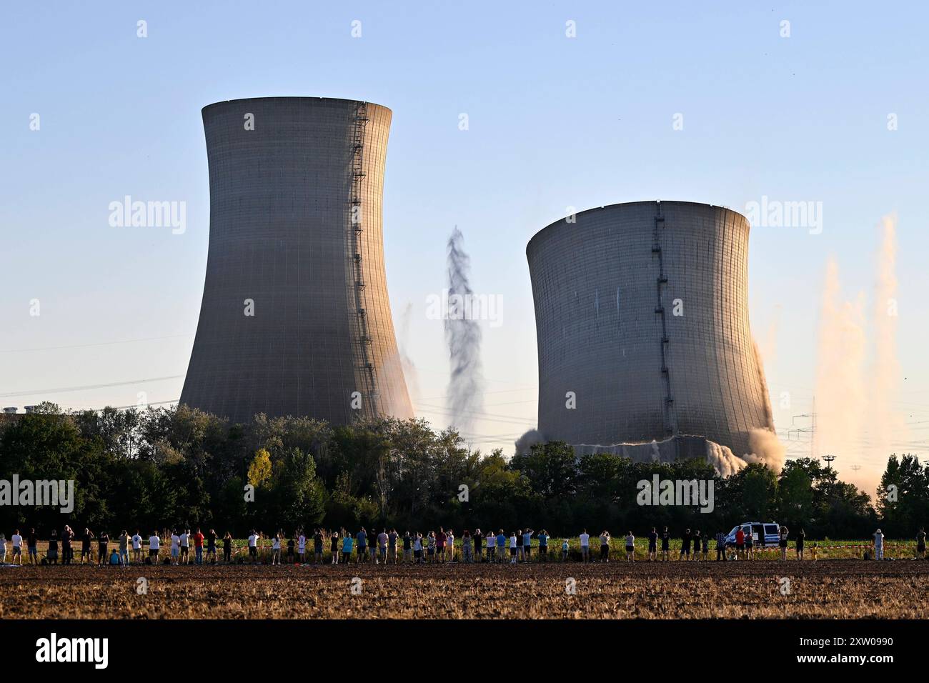 Die Kühltürme des ehemaligem AKW Grafenrheinfeld in Bayern wurden ...
