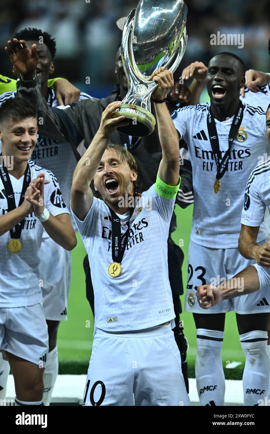 Luka modric real madrid 2024 trophy hi-res stock photography and images ...