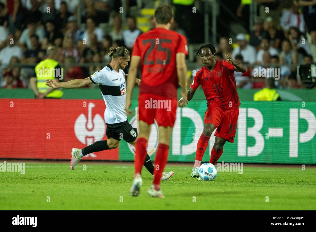Dennis Chessa (SSV Ulm 1846 Fussball, #11), Thomas Mueller (FC Bayern ...