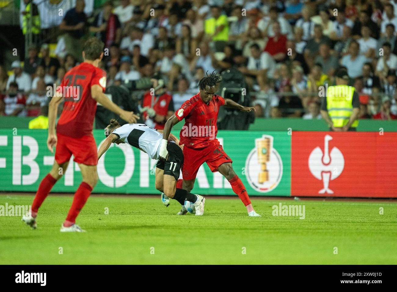 Dennis Chessa (SSV Ulm 1846 Fussball, #11), Thomas Mueller (FC Bayern ...