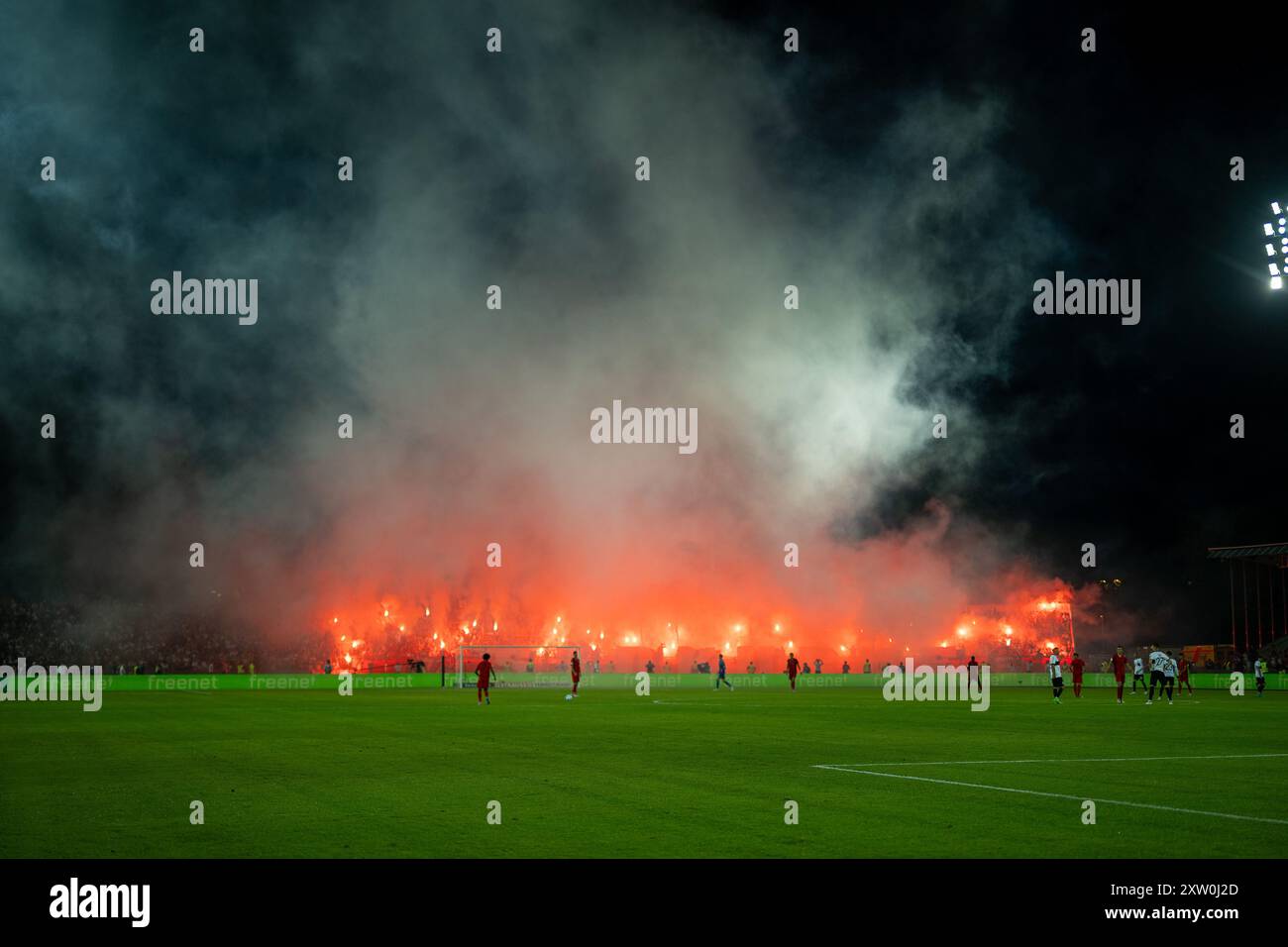 Pyrotechnik, Bewngalos, Feuerwerk, der Zuschauer und Fans von Muenchen ...