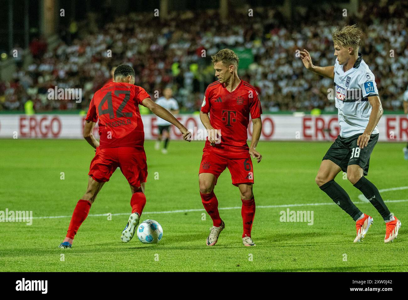 Jamal Musiala (FC Bayern Muenchen, #42), Joshua Kimmich (FC Bayern ...