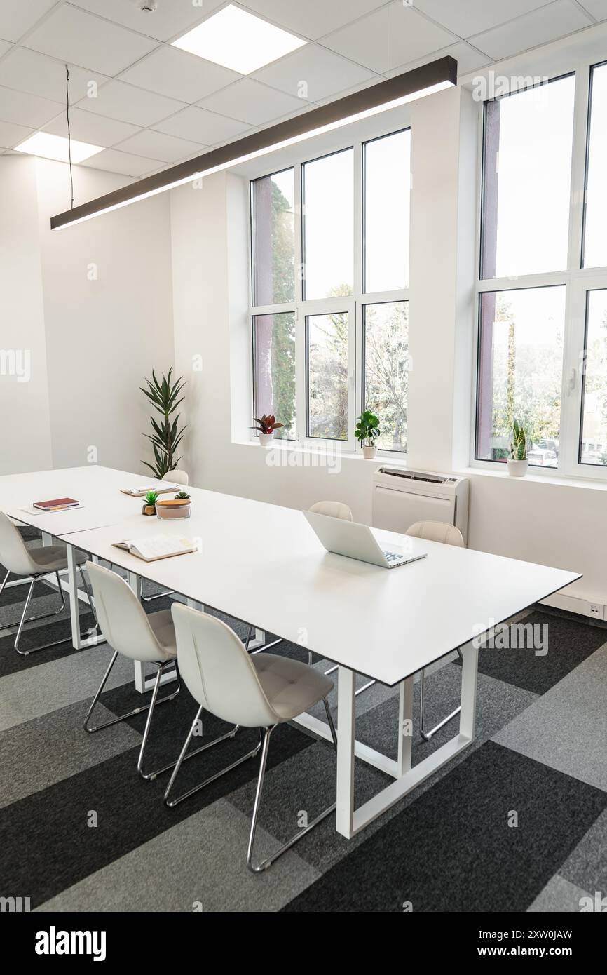 Empty modern business room for meetings Stock Photo - Alamy