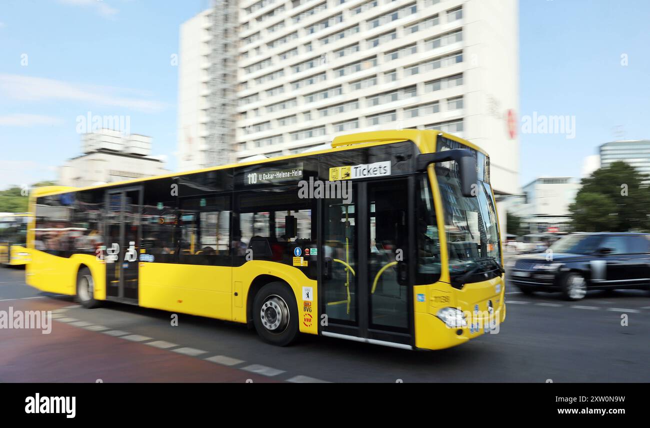 16.08.2024, Berlin - Deutschland. Ein BVG - Bus der Linie 110 unterwegs ...