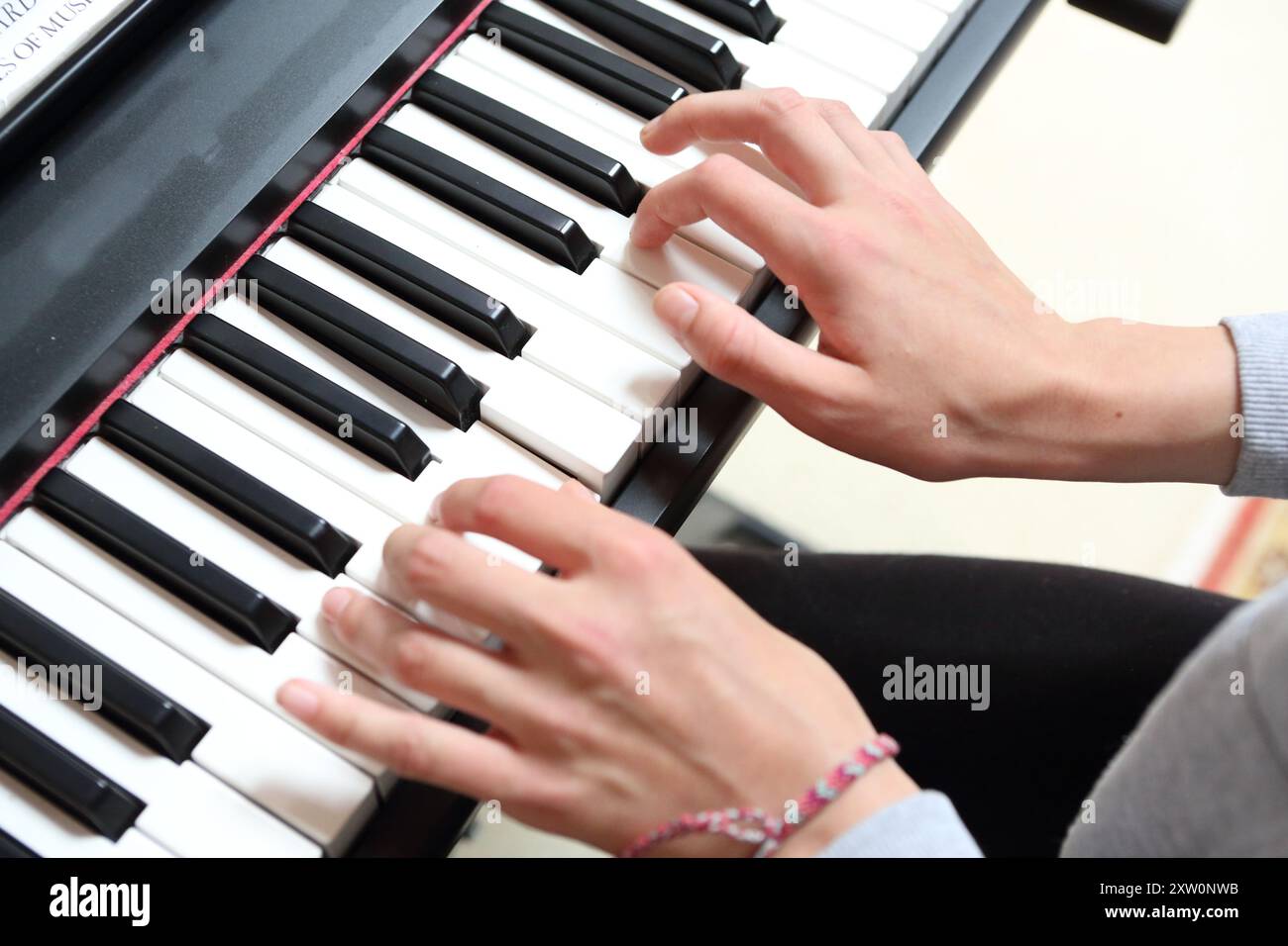 Hands playing keyboard hi-res stock photography and images - Alamy