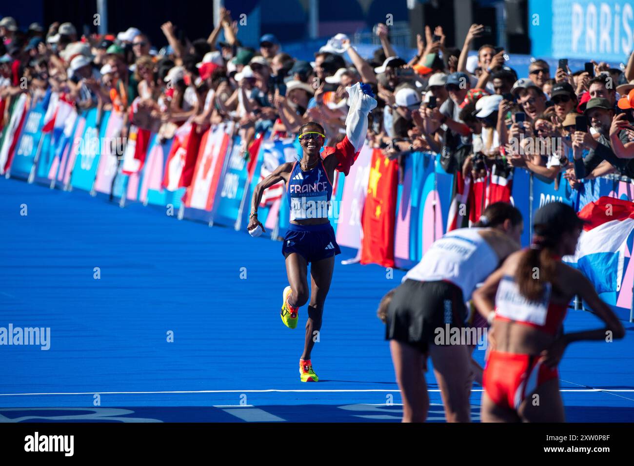 WOLDU Mekdes (Frankreich) jubelt mit Fahne im Ziel, Marathon Frauen ...