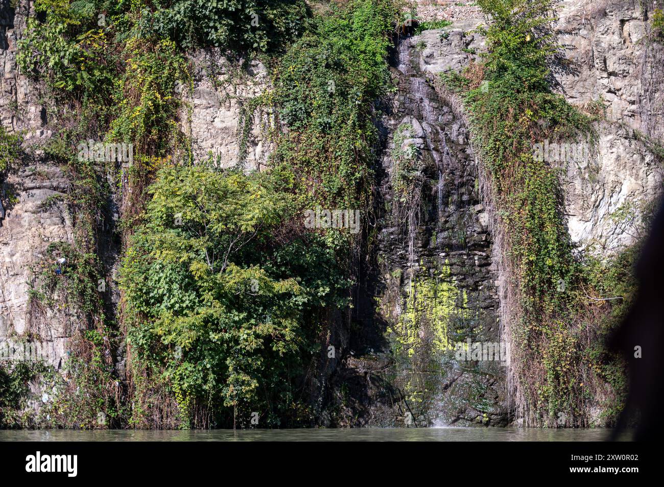 Water flows down rocky hi-res stock photography and images - Alamy