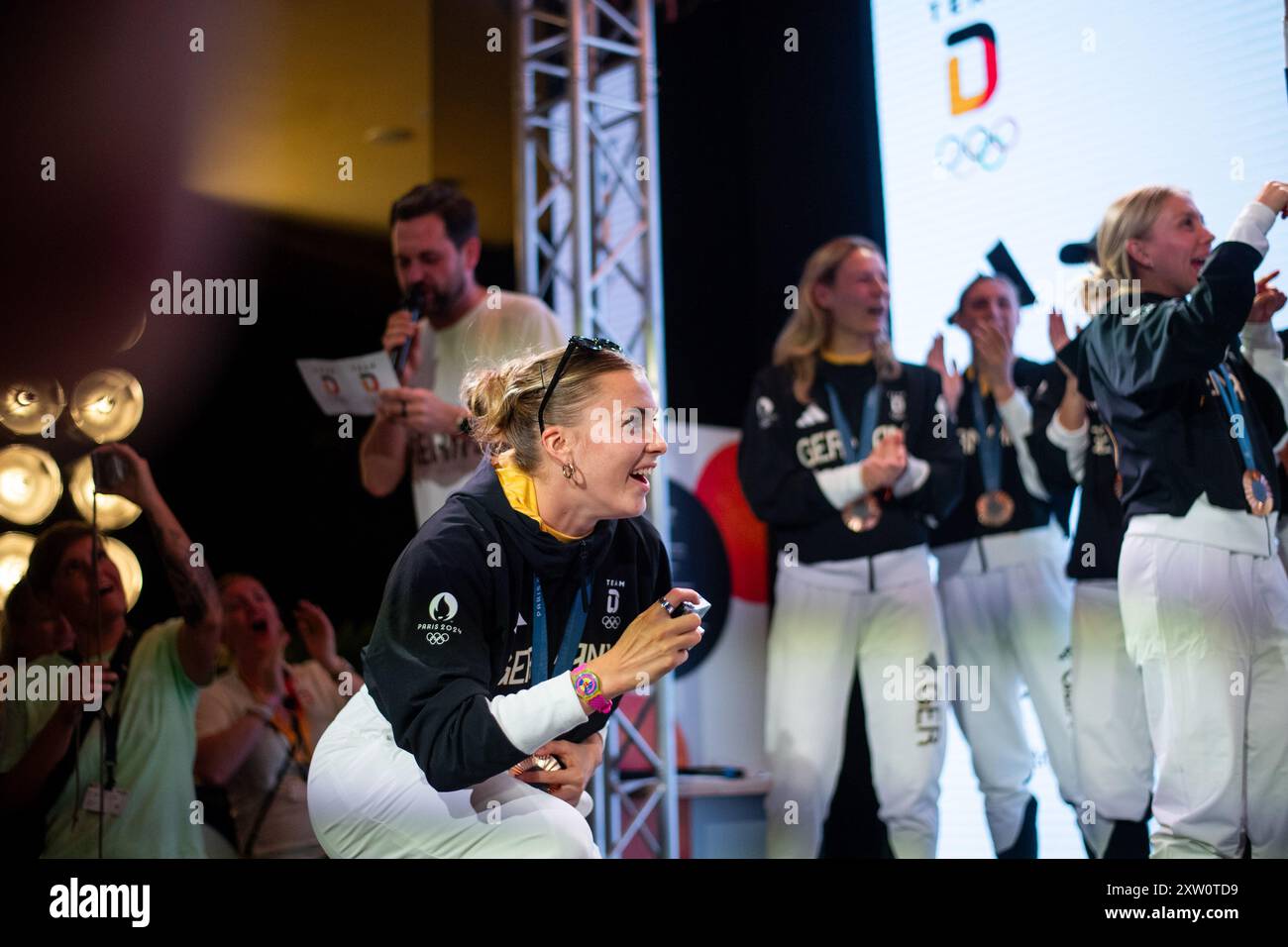 Laura Freigang (Deutschland, #10) und Team jubeln auf der Buehne ueber ...