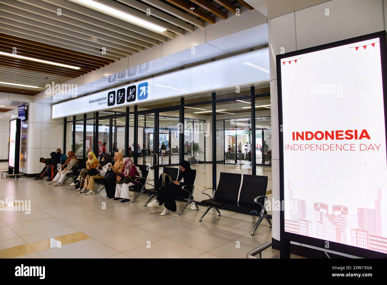 (240817) -- JAKARTA, Aug. 17, 2024 (Xinhua) -- A poster celebrating the Independence Day is ...