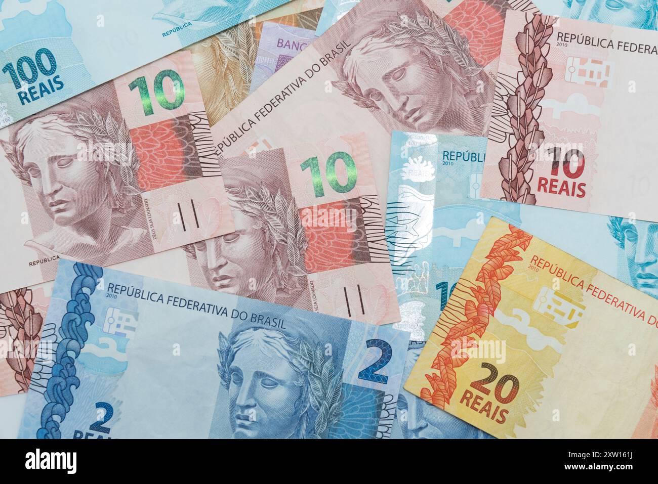 Brazilian banknotes of 2, 10, 20 and 100 reais scattered Stock Photo ...