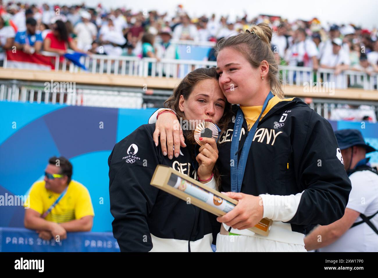 PASZEK Paulina, HAKE Jule Marie (Deutschland) jubeln ueber Platz 3 und ...