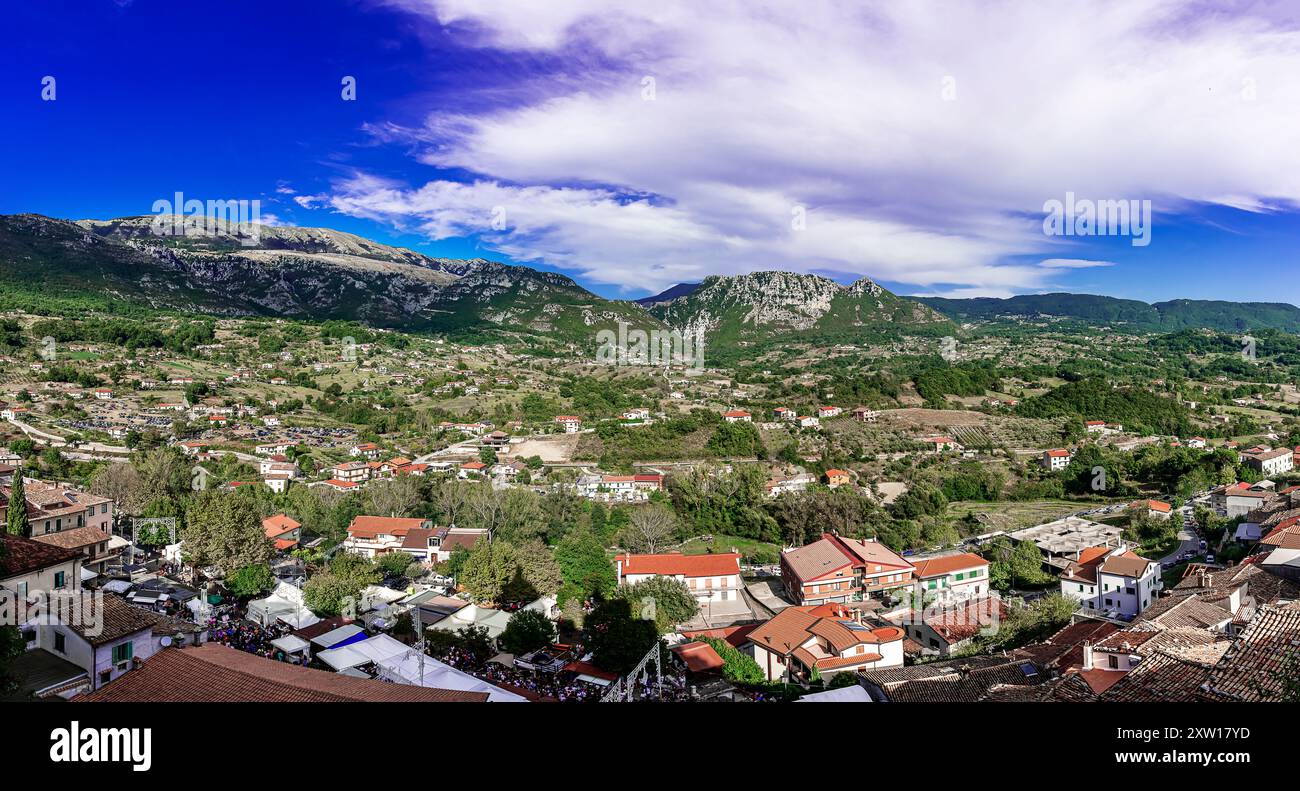 Overview of the village of Cusano Mutri Stock Photo - Alamy