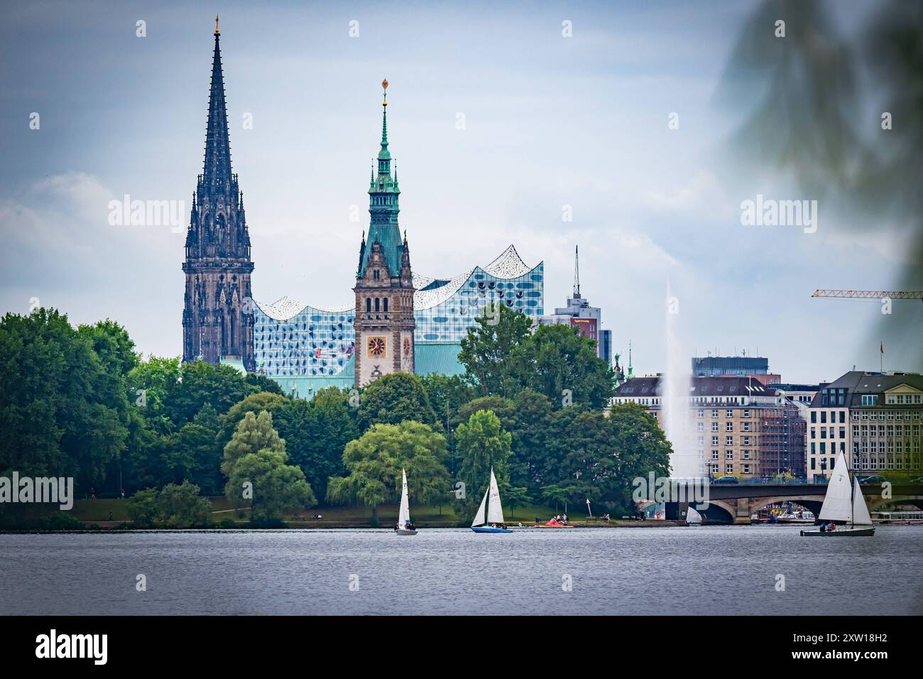 Hamburg, Alster, Aussenalster /Binnenalster mit Stadtsilhouette Rathaus ...