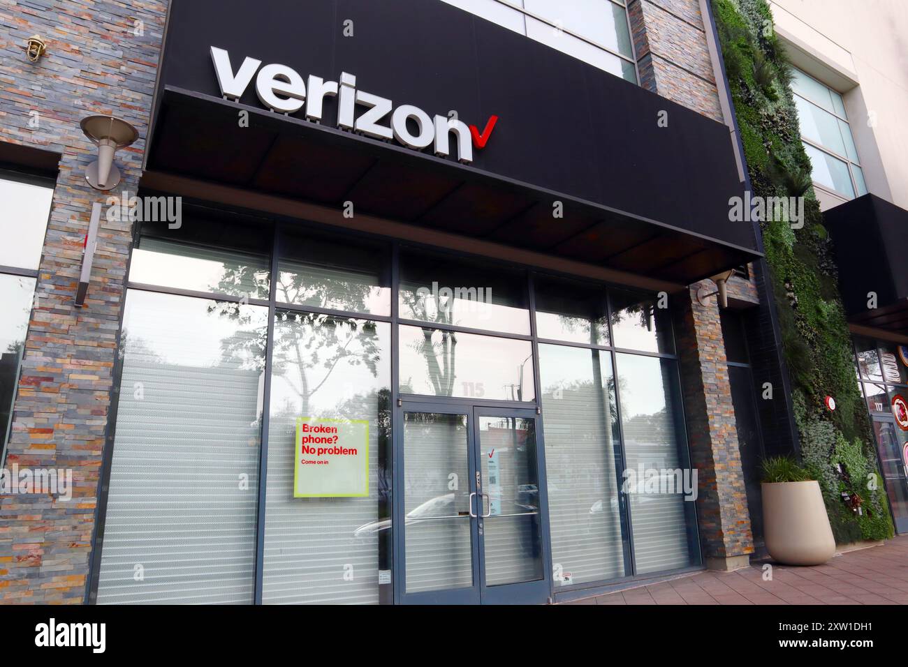 Verizon internet and cable hi-res stock photography and images - Alamy