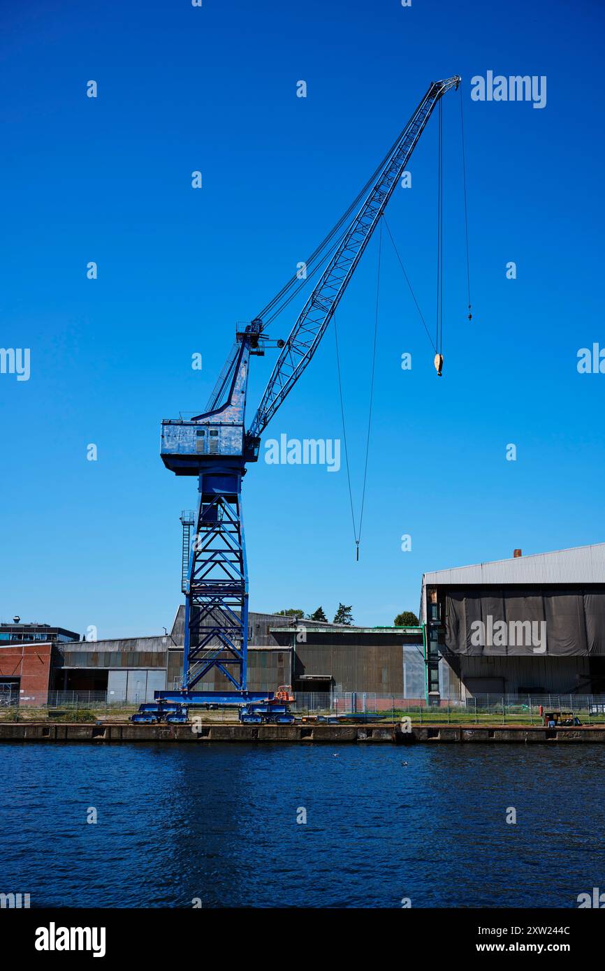 alter Hafenkran in Lübeck Stock Photo - Alamy