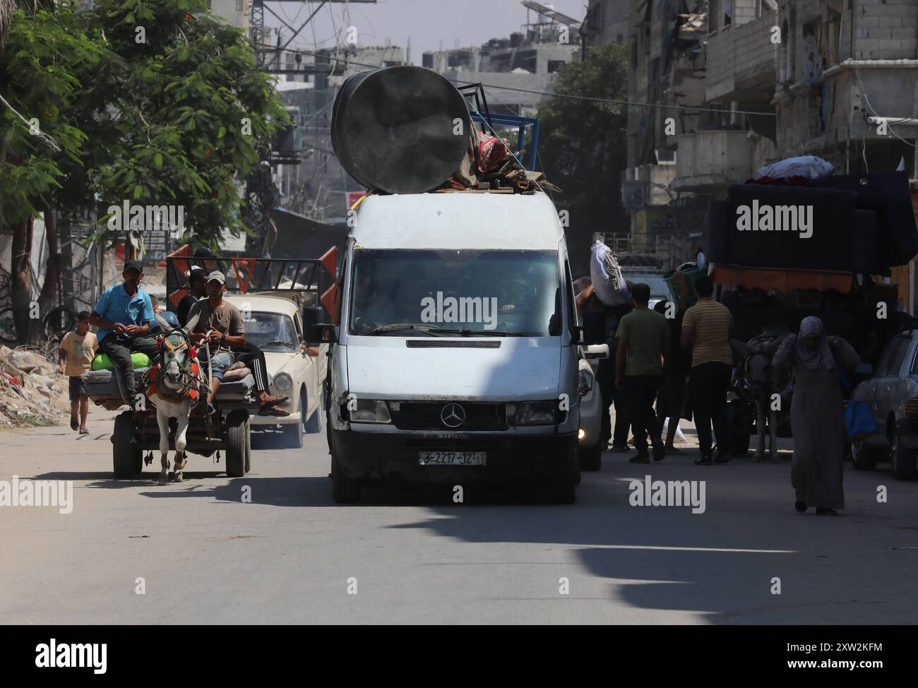 Palestinians flee with their belongings hi-res stock photography and ...