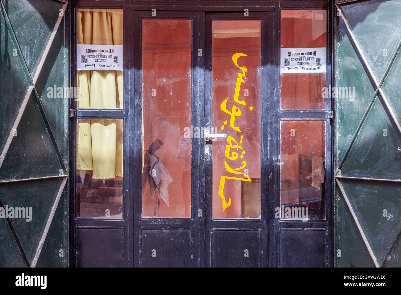 Doors open entrance hi-res stock photography and images - Alamy