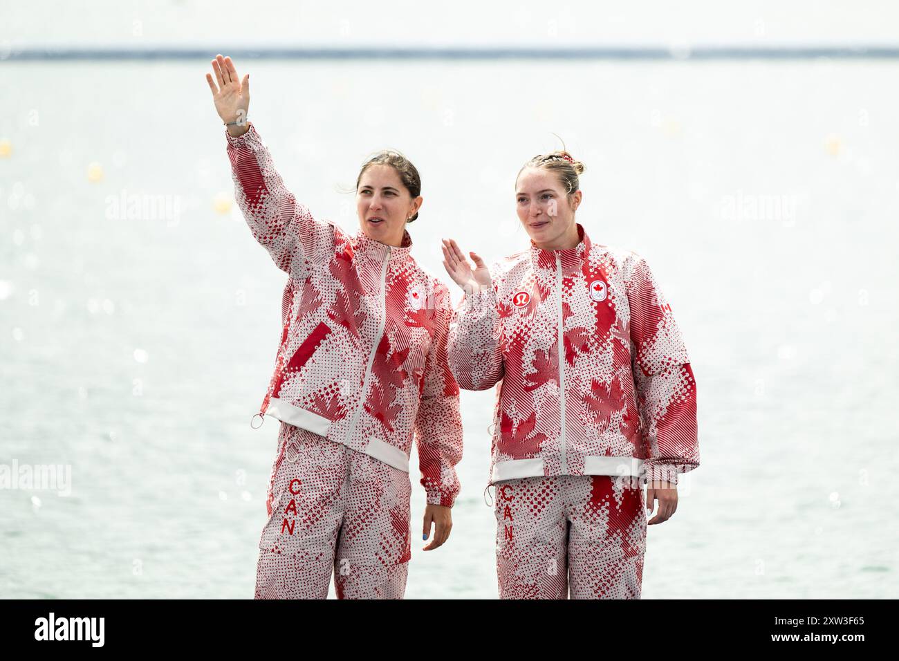 MACKENZIE Sloan, VINCENT Katie (Kanada) jubeln auf dem Podium bei der ...