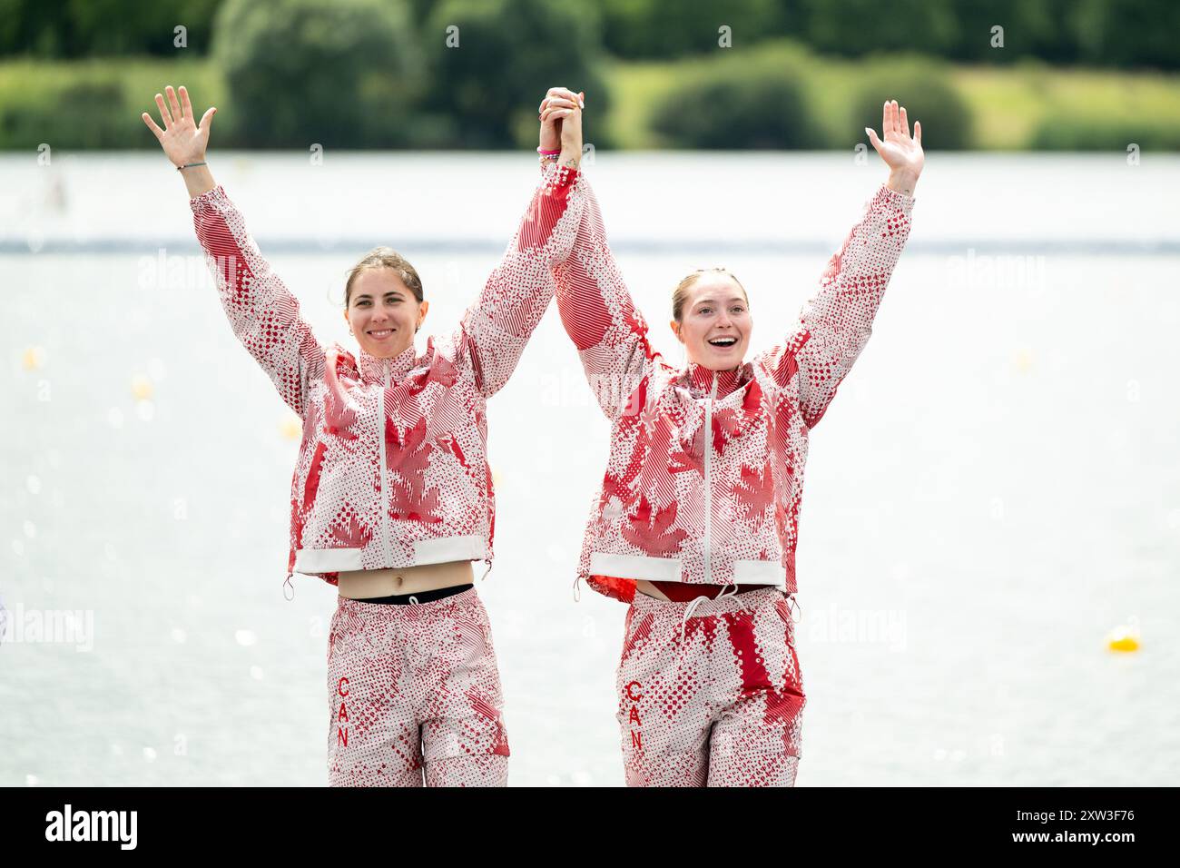 MACKENZIE Sloan, VINCENT Katie (Kanada) jubeln auf dem Podium bei der ...