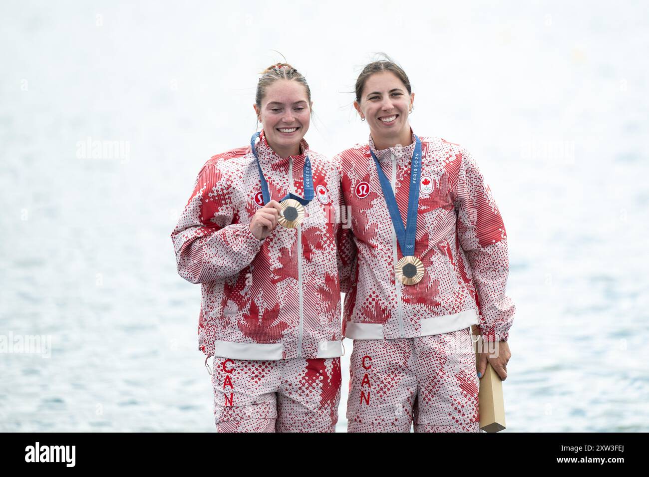 MACKENZIE Sloan, VINCENT Katie (Kanada) jubeln auf dem Podium bei der ...