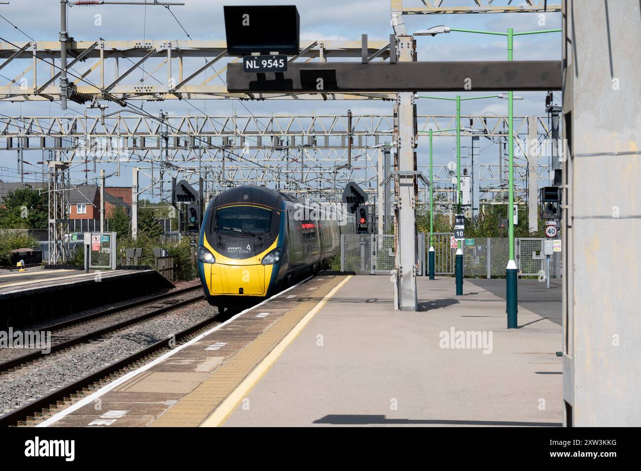 Avanti West Coast Pendolino electric train passing through Nuneaton ...