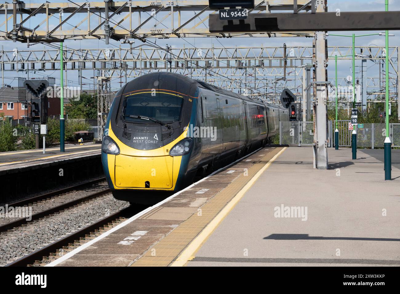 Avanti West Coast Pendolino electric train passing through Nuneaton ...