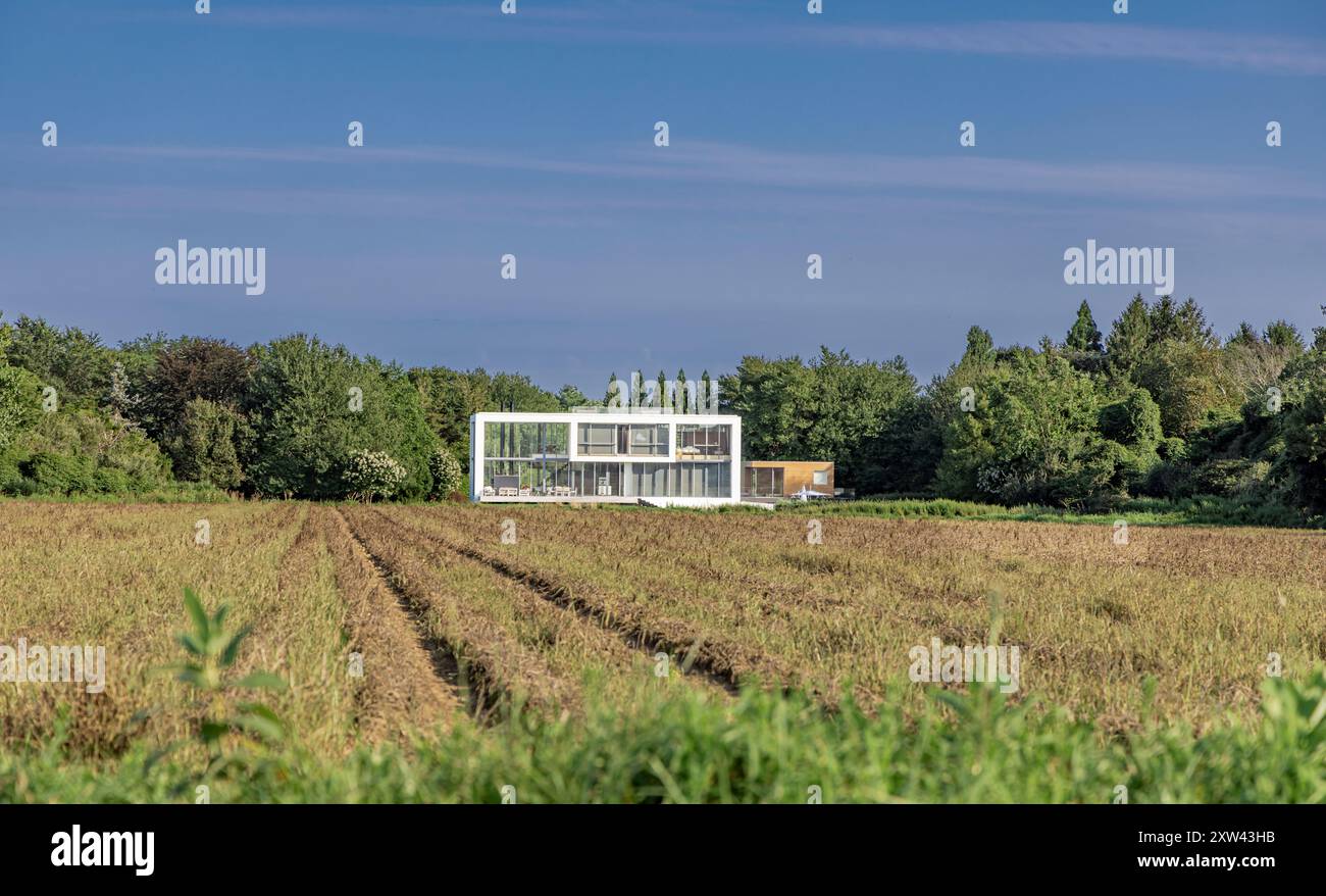 new contemporary home with farm views in sagaponack Stock Photo - Alamy