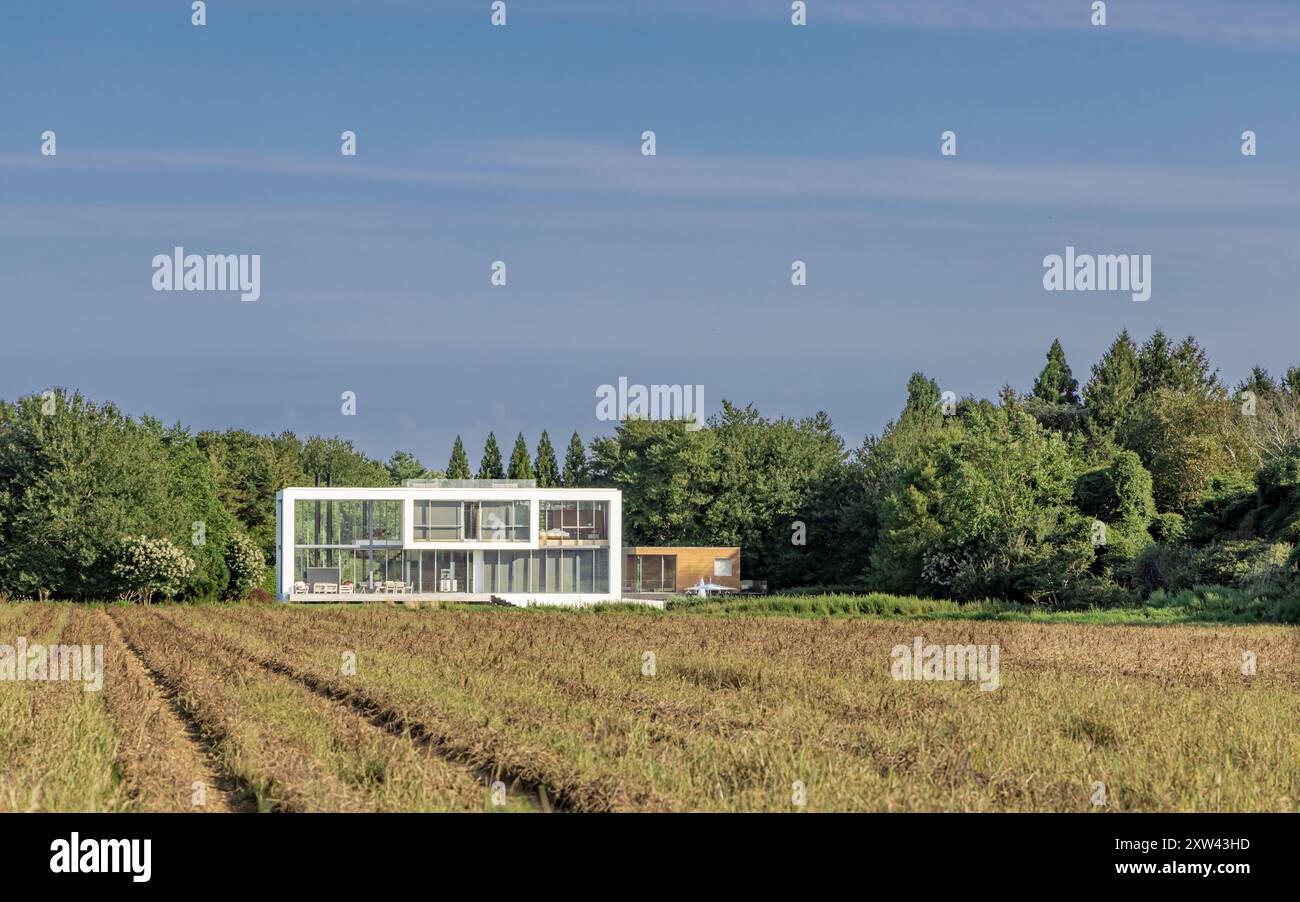 new contemporary home with farm views in sagaponack Stock Photo - Alamy
