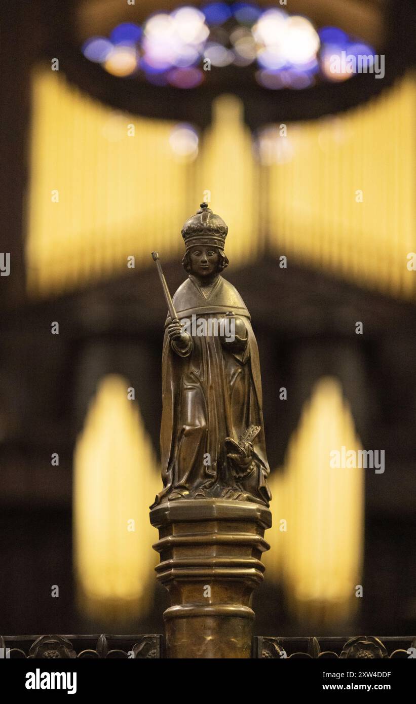King Henry VI of England - statue atop Hacomblen's lectern in Kings ...
