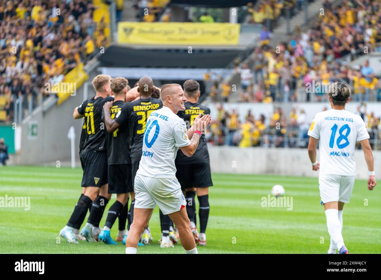 Im hintergrund seine mannschaft hi-res stock photography and images - Alamy