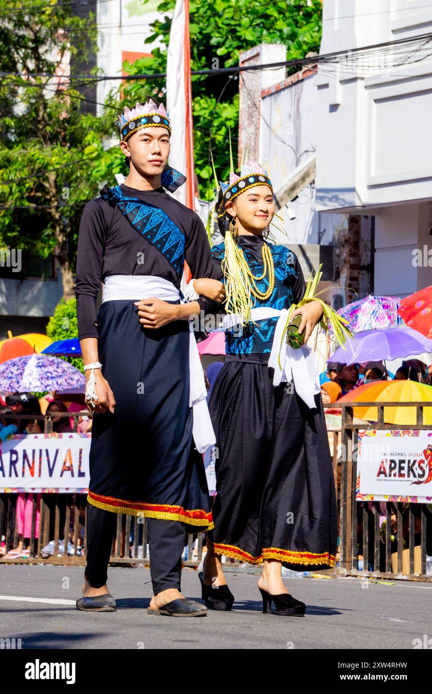 Traditional costume from Banten on the 3rd BEN Carnival Stock Photo - Alamy