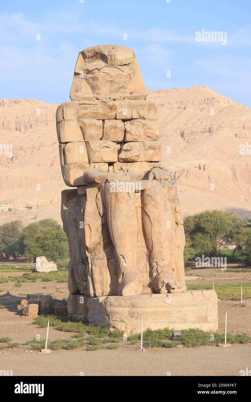 Egypt ancient ruins colossus memnon west bank hi-res stock photography ...