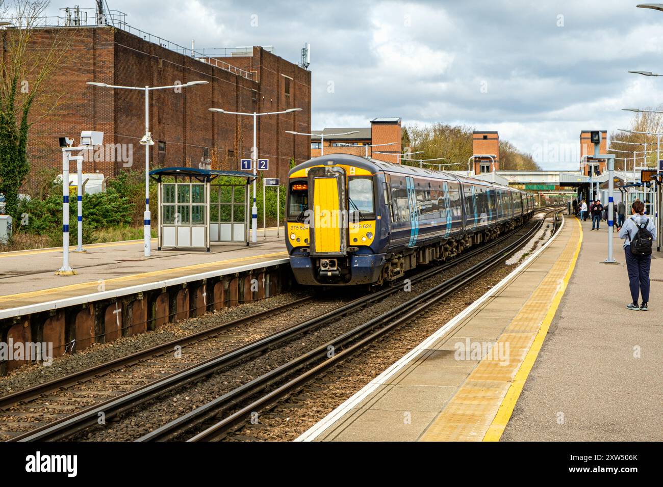 Southeastern Class 375 Electrostar entering Petts Wood Railway Station ...