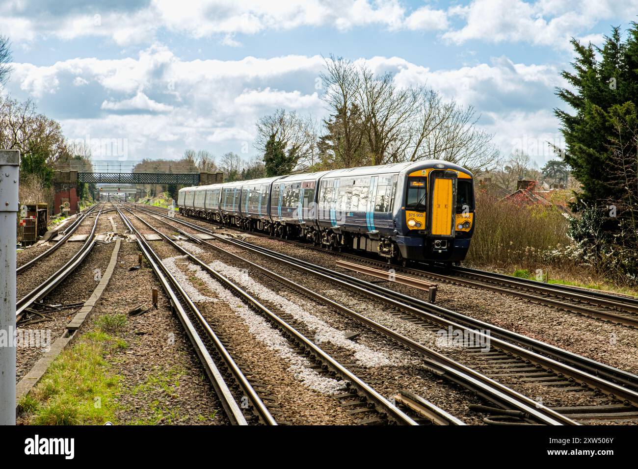 Southeastern Class 375 Electrostar entering Petts Wood Railway Station ...