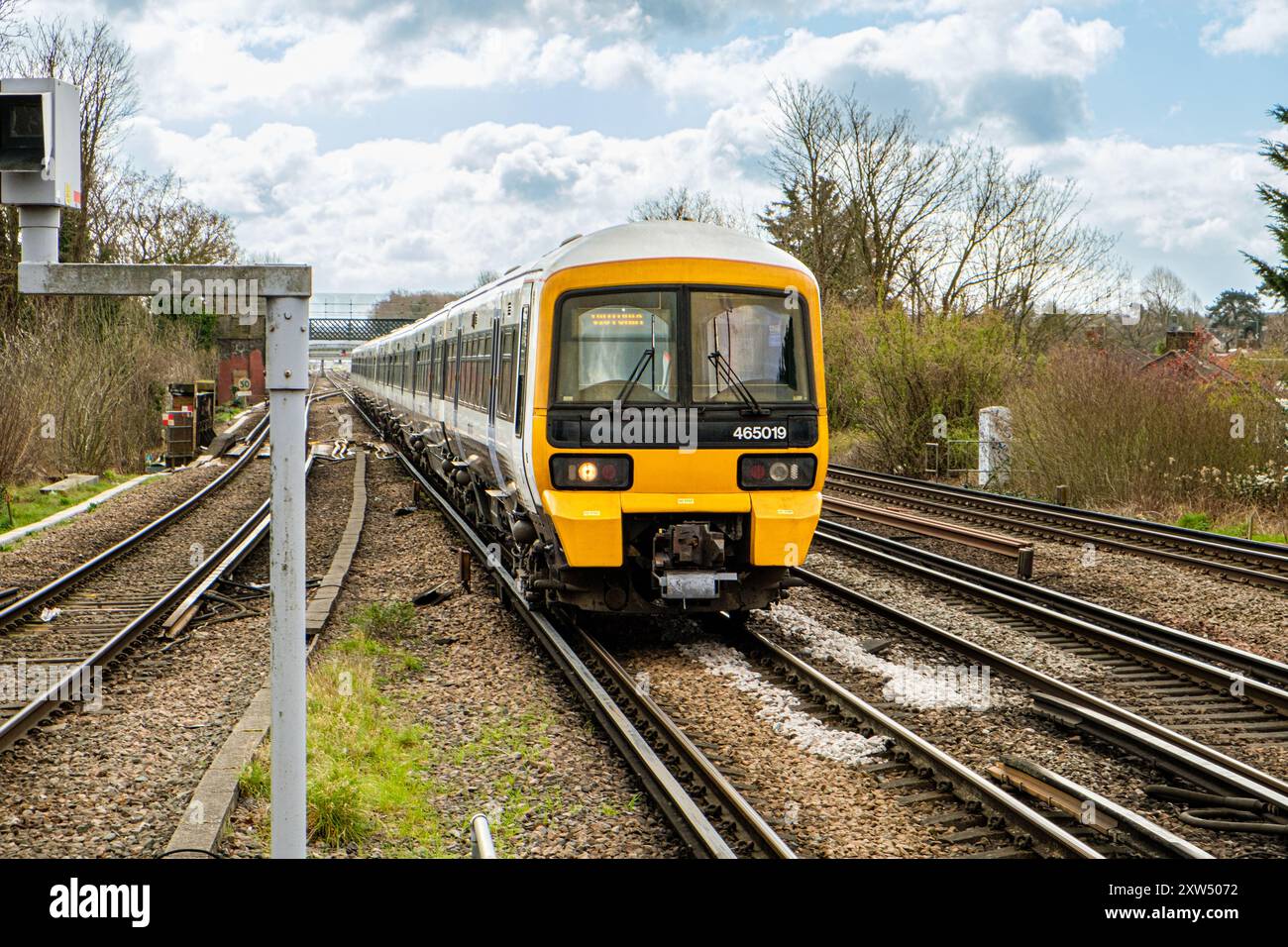 Southeastern Class 465 Networker entering Petts Wood Railway Station ...