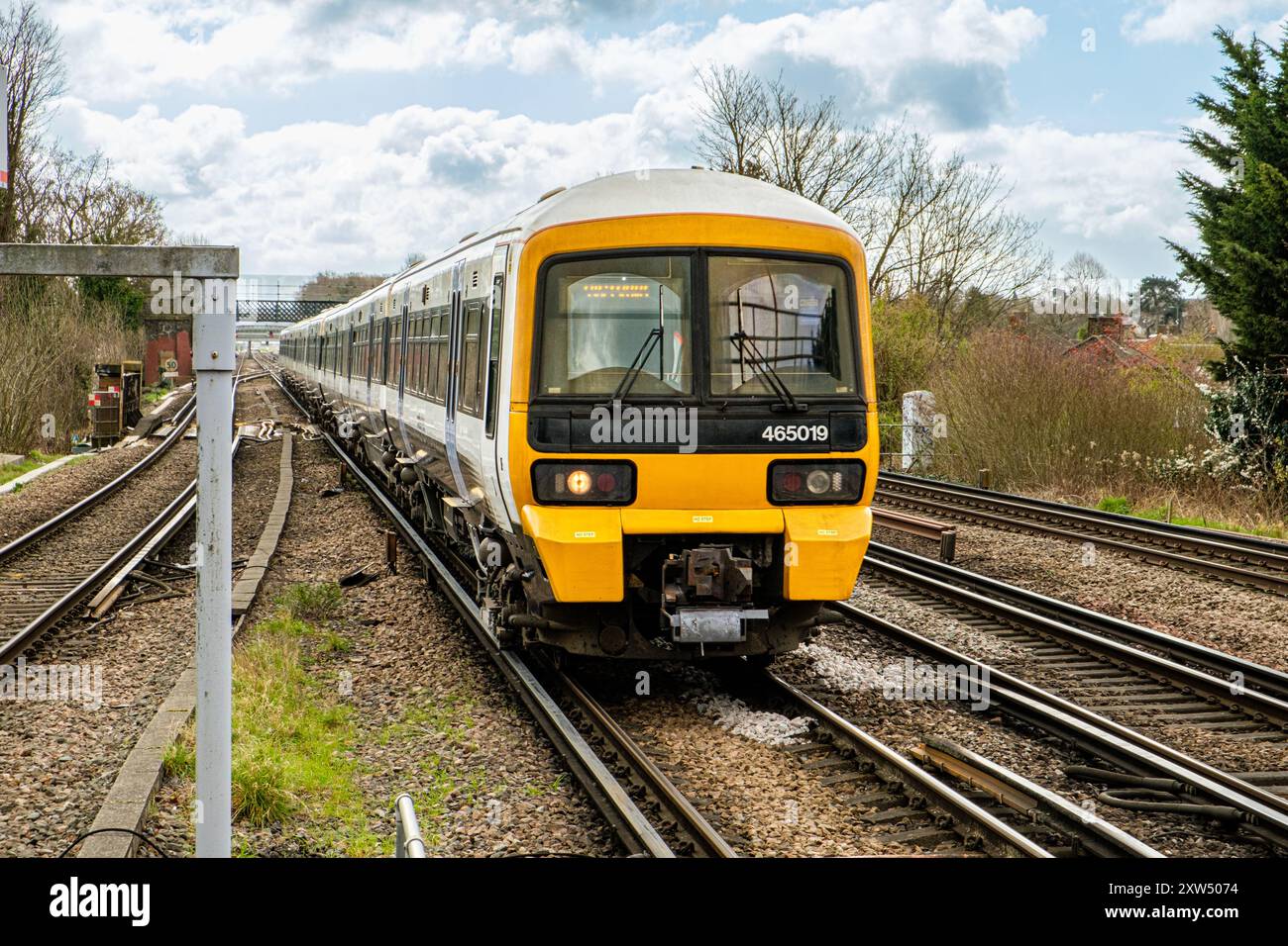 Southeastern Class 465 Networker entering Petts Wood Railway Station ...