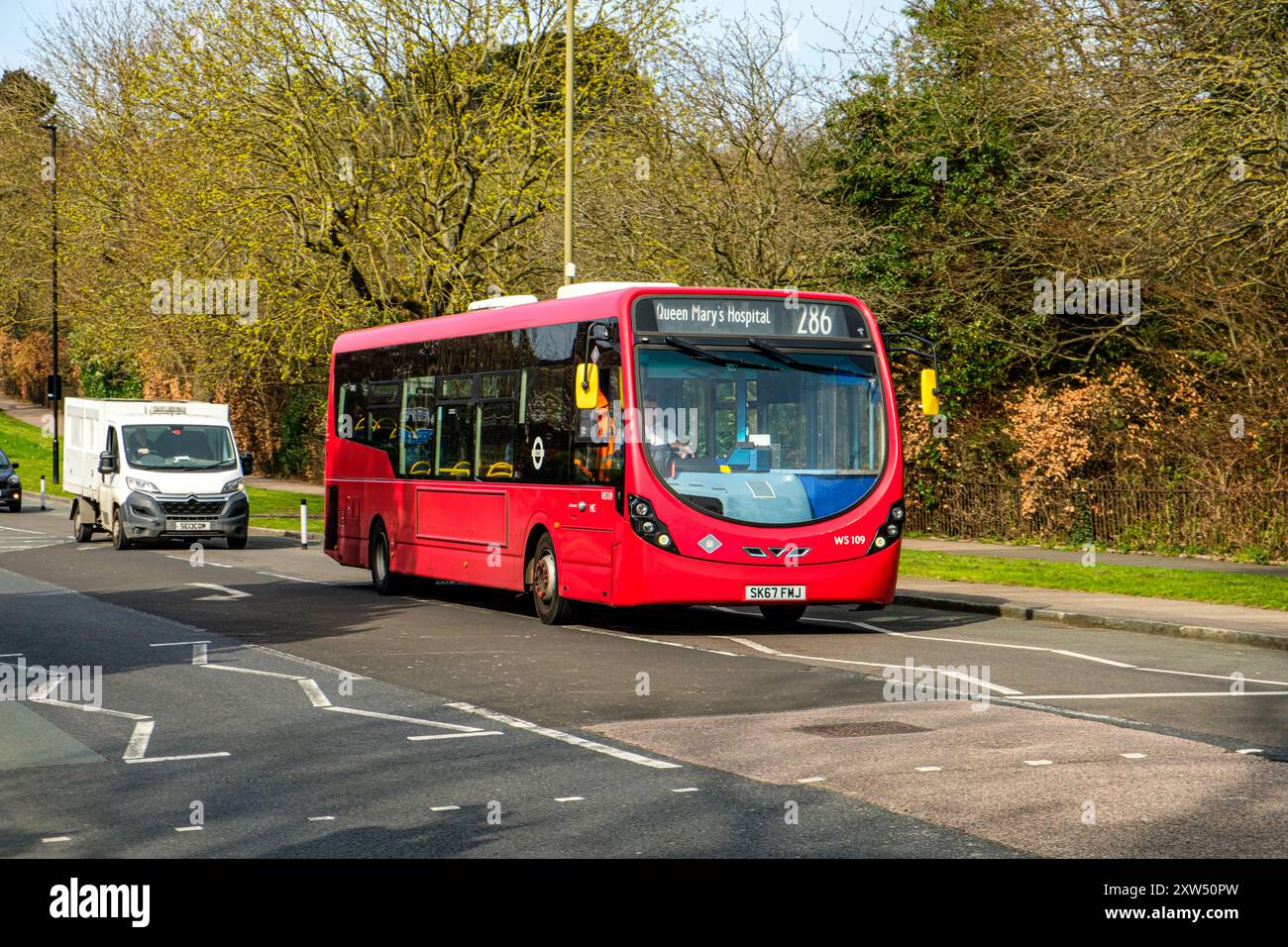 London suburb public transport bus hi-res stock photography and images ...