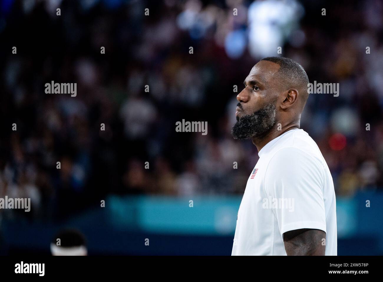 Lebron james basketball paris hi-res stock photography and images - Alamy